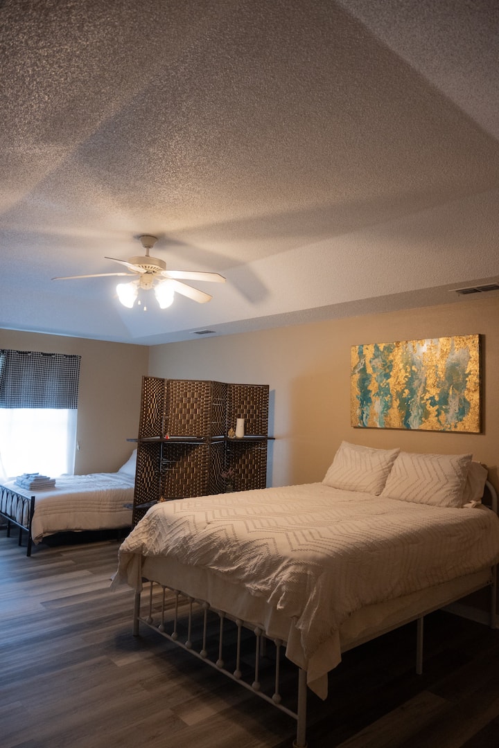 Huge Room With Private Bathroom - Pensacola, FL