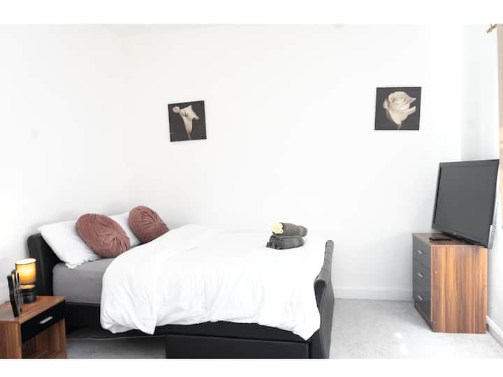 Comfy 4-bdr & 8-beds |Wi-fi |Guest 9 |Posh Garden - Bolton