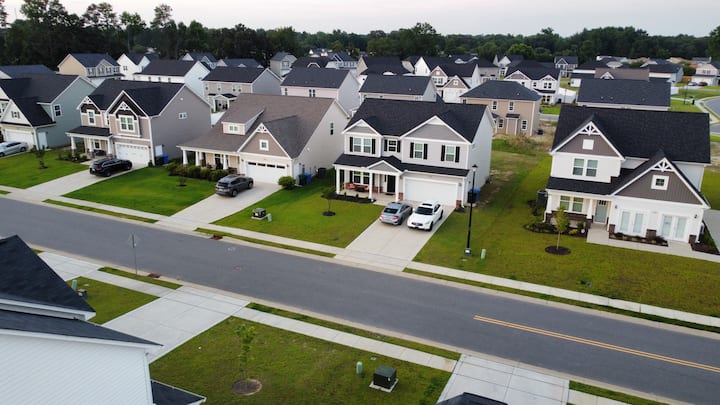 Modern 4bdr, Sleeps 8- 16 Min To Ft Bragg! - Fayetteville, NC