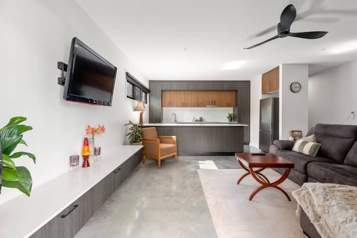 Sandy Beach Black Zen Home - Woolgoolga