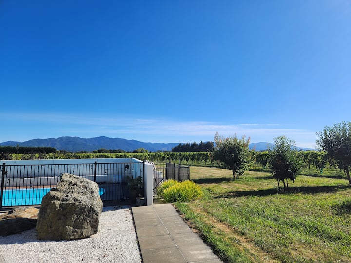 Hawkesbury Oaks Vineyard - Renwick