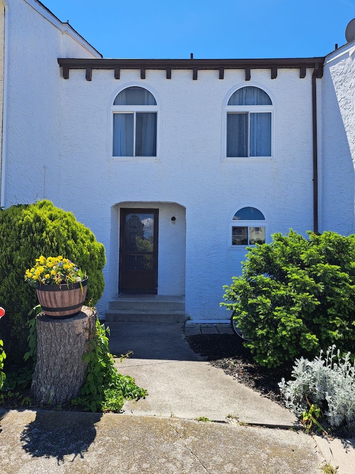 Townhome W 2 Kings: Families, Girls/ Boys Getaway - Brigantine, NJ