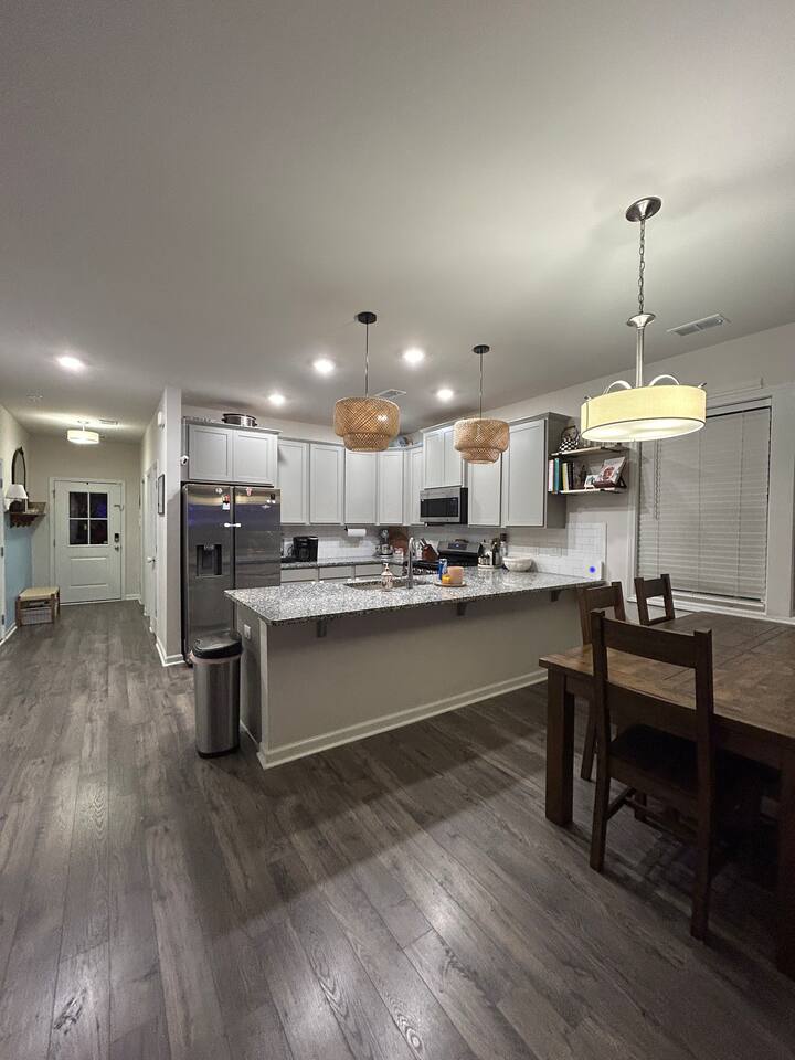 Spacious & Modern 4 Bedroom Home - Augusta