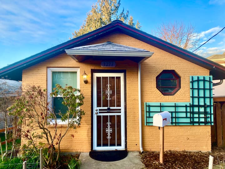 Cozy Cottage By Light Rail - Hot Tub - Pets Ok - Seattle, WA