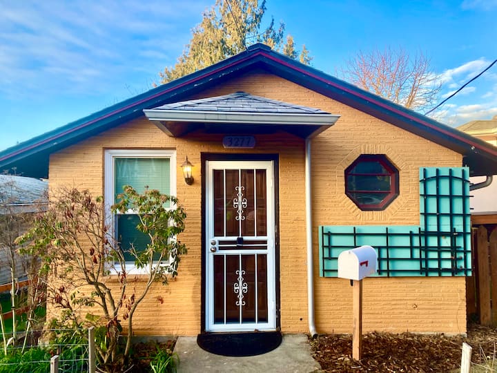 Cozy Cottage By Light Rail-pets Ok - Seattle, WA