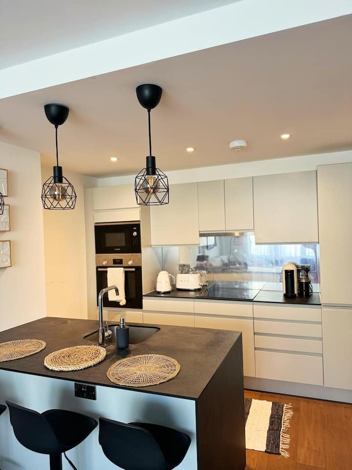 Modern Heathrow Apartment - Hounslow