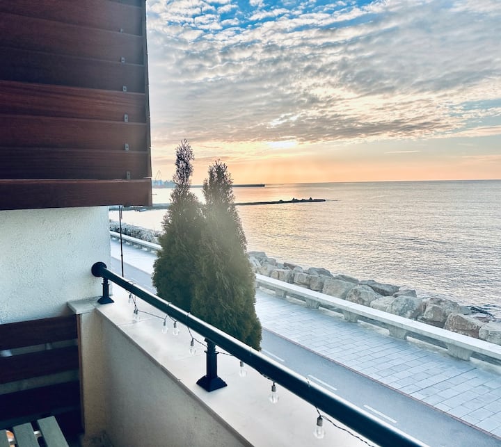 Apartment Sea Sunrise - Free Parking, First Line - Balchik