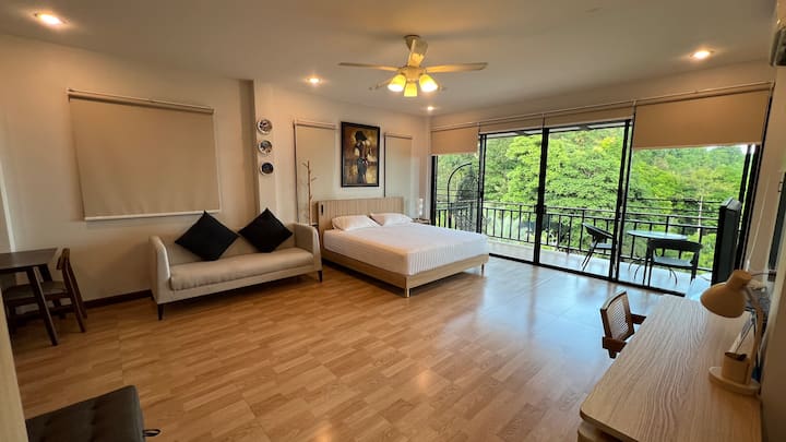 Minimalistic Mountain Side House - Phuket City Eyalet