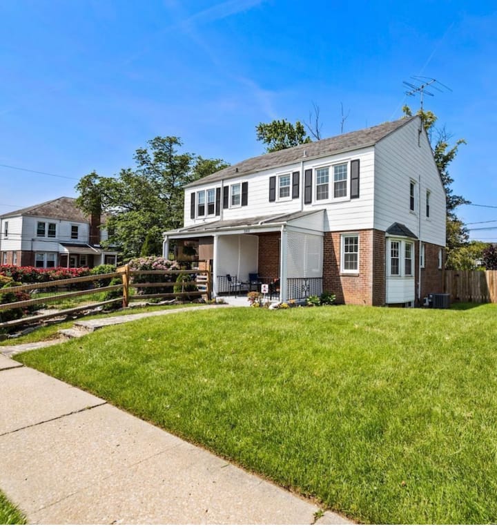 Charming And Comfy House In The Heart Of Towson . - Towson, MD