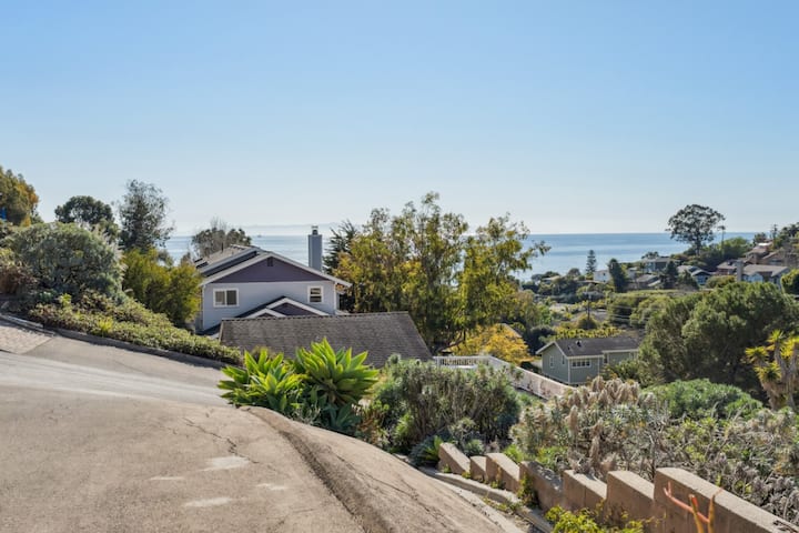 Whitney's Oceanview Studio! Full Kitchen - Summerland