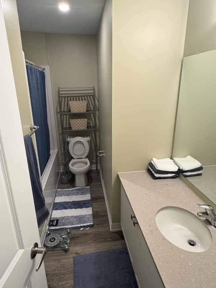 3 Br Sleeps 8 With Balcony + Free Street Parking - 해밀턴