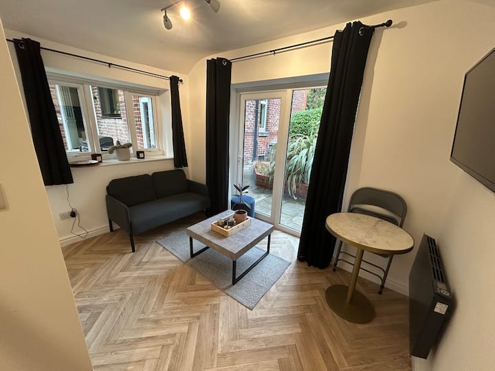 Cosy 1 Bed Flat In Altrincham - Altrincham