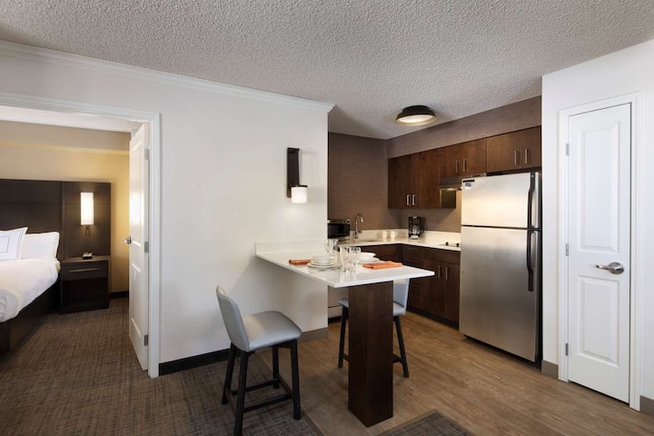4 Refreshing Room W/ Kitchen In Quiet Area - Fresno, CA