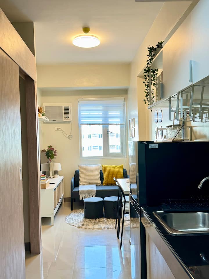 Minimalist Home Vibe Unit + With Pool View - Antipolo