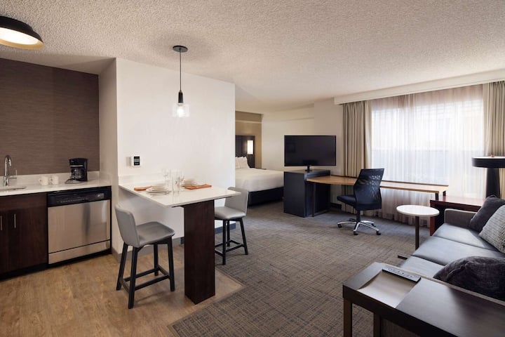 3 Budget Friendly Suite W/ Free Breakfast - Fresno, CA