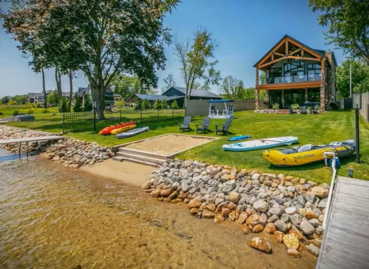 Lake Life Getaway • Hot Tub • Boat Rental - Michigan