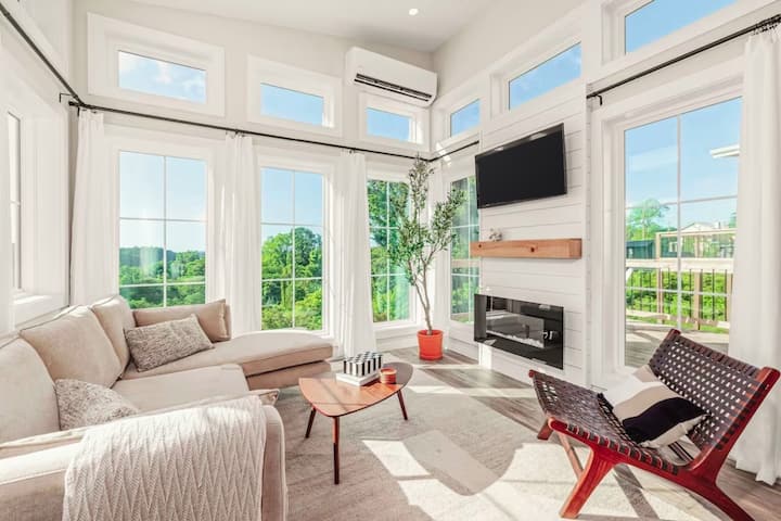 Couples/solo Getaway | Great Views Walk Downtown! - Lynchburg, VA