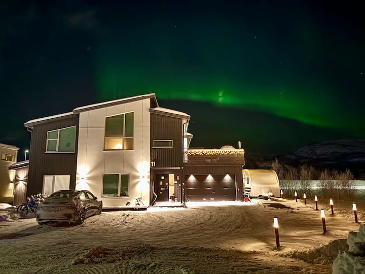 Stort Og Moderne Hus. - Alta