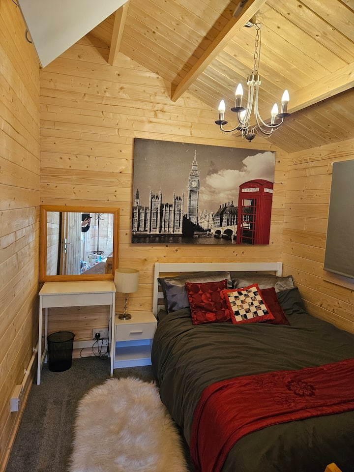 Cosy Log Cabin Retreat - 5 Mins From Windsor - Staines