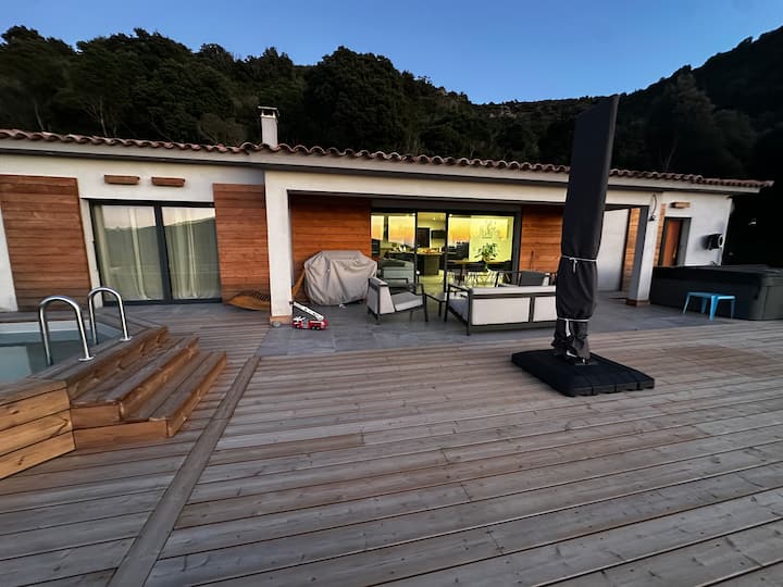 Villa Alata 

Avec Piscine Et Jacuzzi
Vue Mer - Calcatoggio