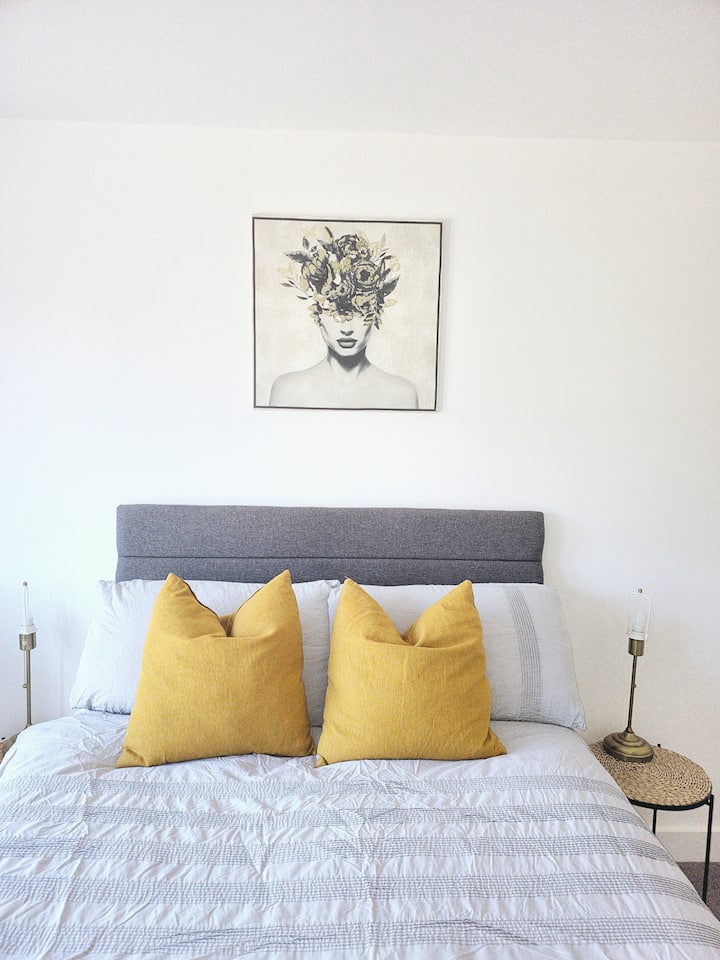 Modern Balcony View Apt - Free Parking - Sleeps 4 - Solihull