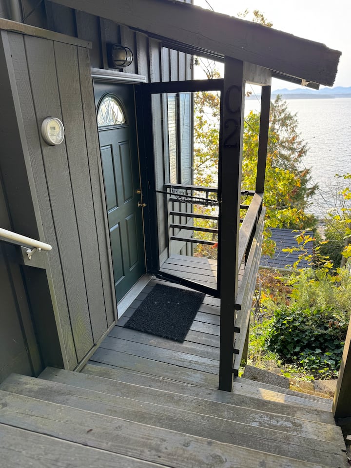 Dyane's Treehouse At The Beach C2 - Seattle, WA