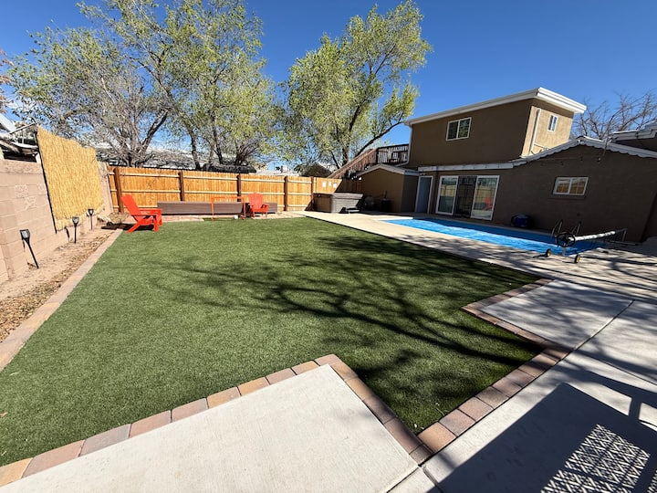 North Valley Paradise!
Pool And Hot Tub! - Albuquerque, NM