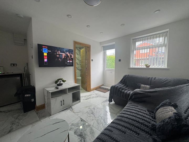Sindhu Luxury Bungalow · Marble Floors & Parking - Stockport