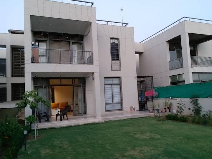 Spacious 4bhk Bungalow With Private Garden Retreat - Ahmedabad