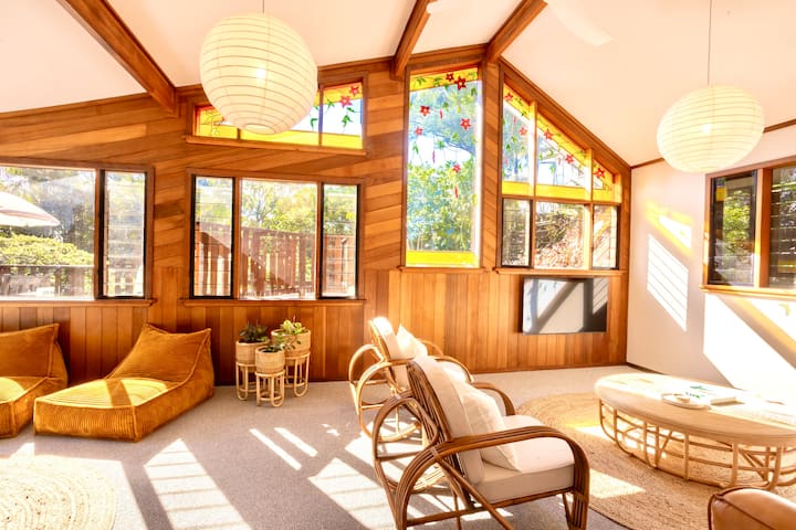 Palm Valley Beach House:
Opposite 'The Pass' Beach - Byron Bay