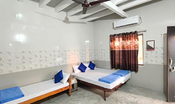 Omkar Homestay | 400mtr From Dwarkadhish Temple - Dwarka