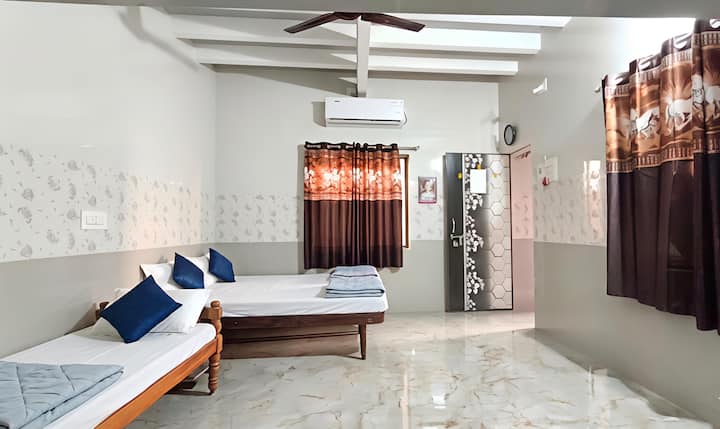 Omkar Homestay | 400m From Dwarkadhish Temple - Dwarka