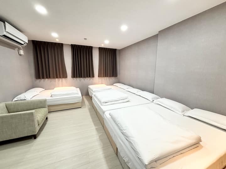 @2a台北 西門町 獨立空間 4～8人房西門捷運站5分鐘（獨立衛浴/洗衣機/夜市/商圈/旅遊諮詢） - Taipei Railway Station