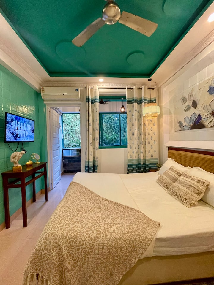 Neat 1bhk | 3min To Vagator Beach | Balcony & Pool - Goa