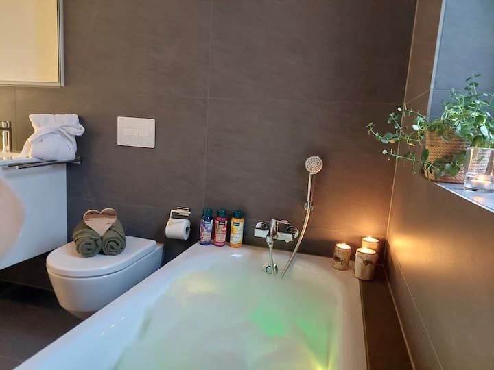 Herzli-suite Mit Bergpanorama-kino-aussenbadewanne - Liechtenstein