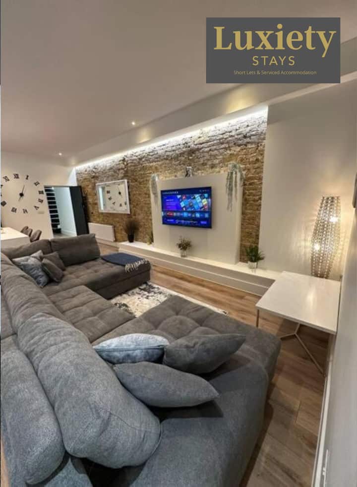 Sleek & Stylish 2br Flat | City Centre - Hamlet Ct - Southend-on-Sea