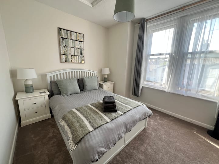 Charming 1-bed House In Poole - Sandbanks