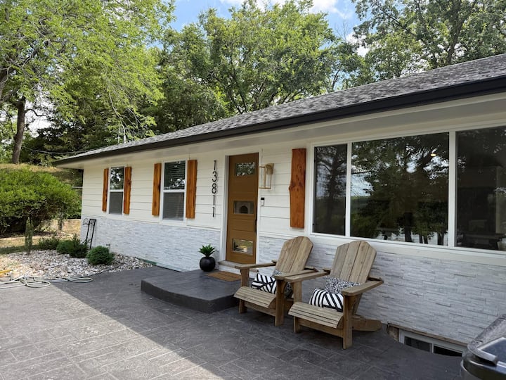 Lakeshore Paradise - Shadow Lake, Olathe