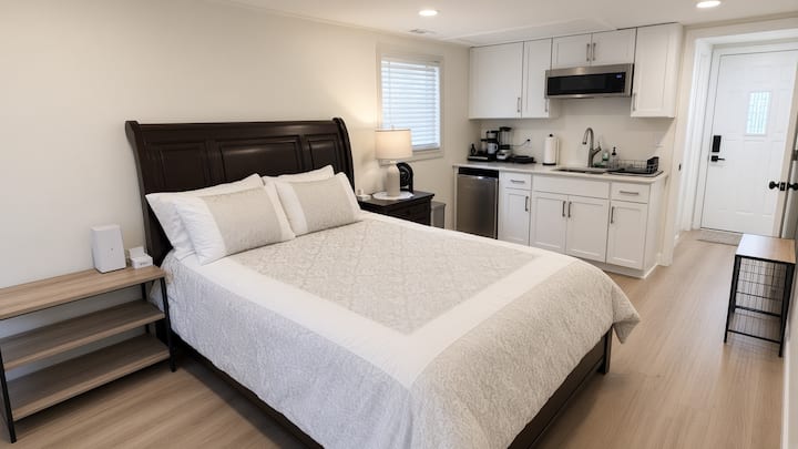 Private Studio Near Aksarben, Hospitals &Downtown - Omaha, NE