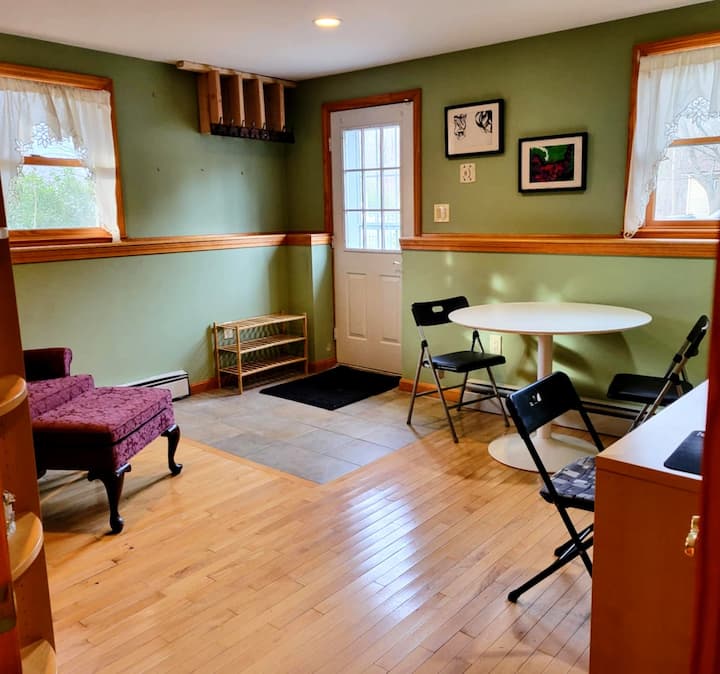 Room A. Queen Bedroom - Cozy/private/fast Wi-fi - Massachusetts
