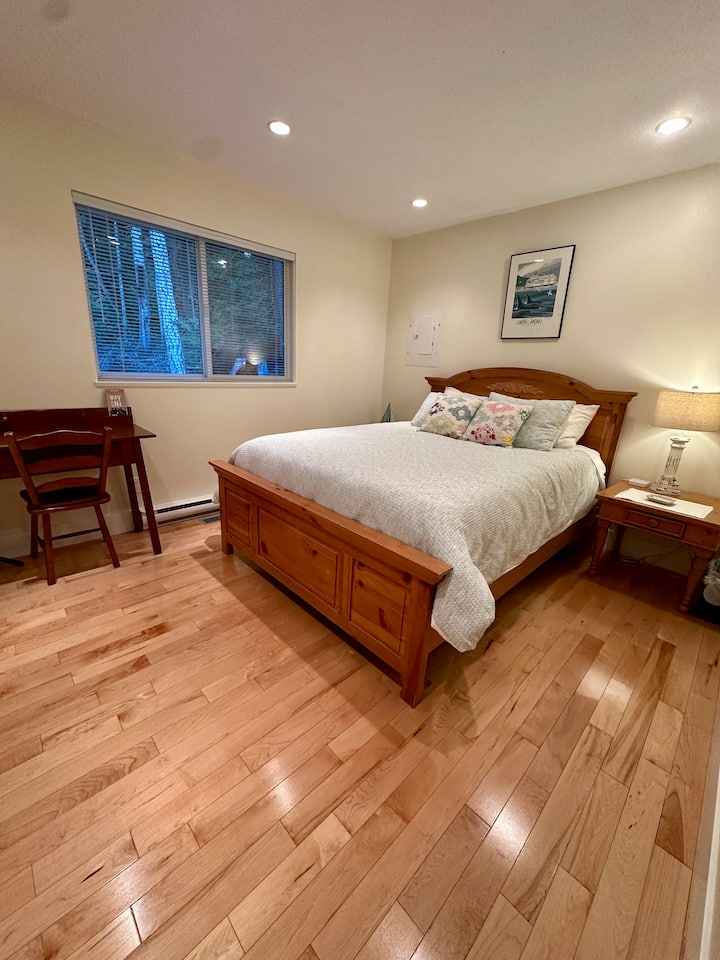 Grove B&b: The Cedar Room - North Pender Island