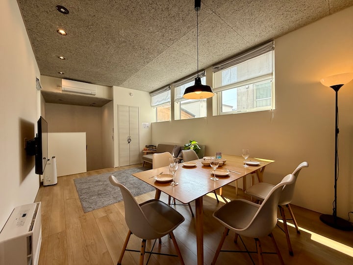 札幌中心部/高級新築・一軒家貸切/最大8名ok/無料駐車場1台/３泊以上割引/お買い物・観光に便利 - Sapporo