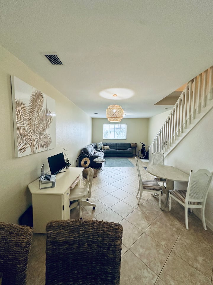 The Sunshine Nest - Boynton Beach, FL