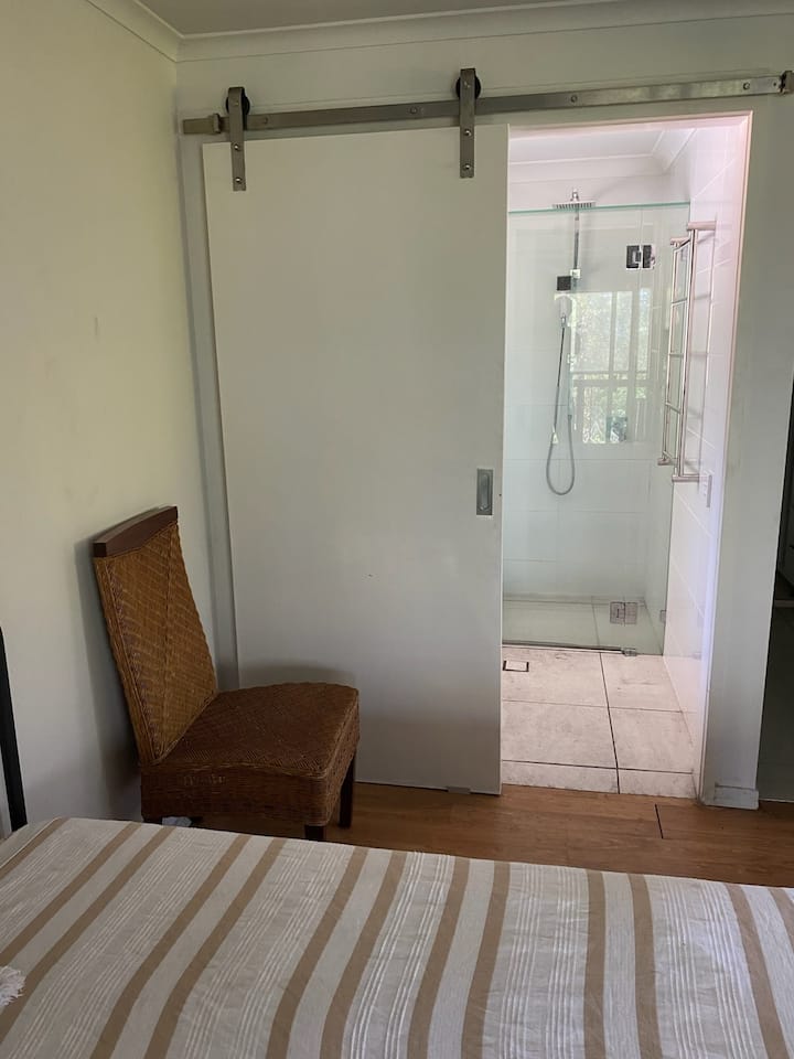 Double Bed And En Suite Close To Burleigh - Gold Coast