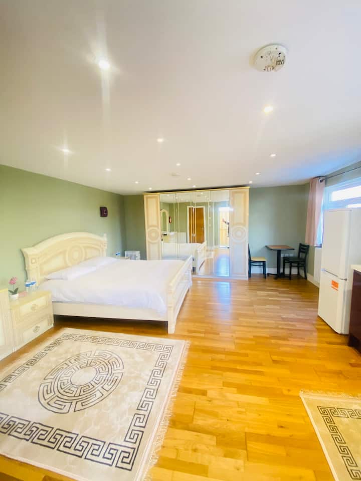 Have A Exquisite Stay - Woolwich