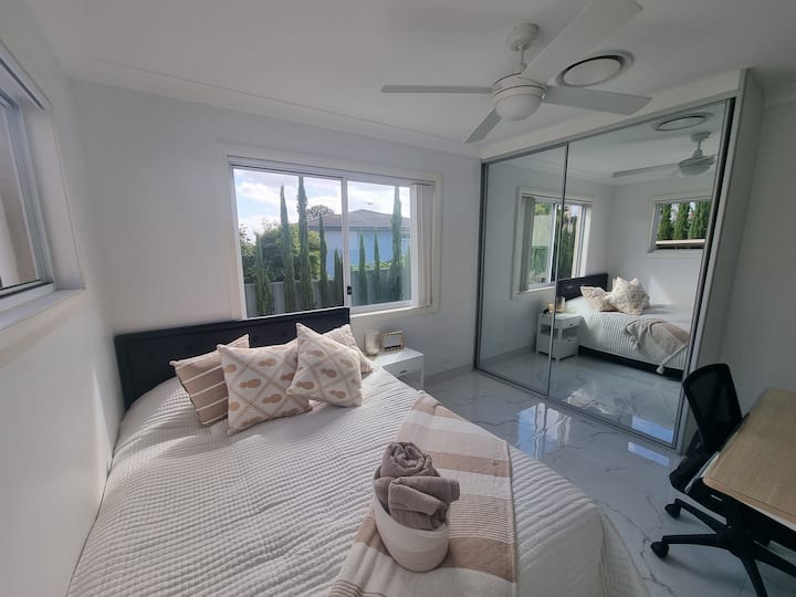 Private Room W/ Bath + Free Parking | Near Wsu - Parramatta