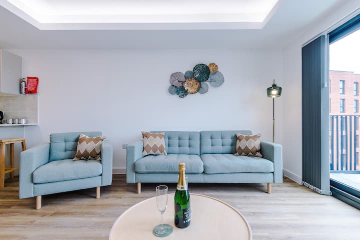 Spacious Duplex With Free Parking - Stockport