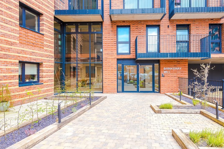 Bright & Spacious Apartment - Stockport