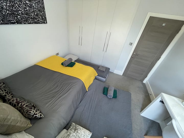 5 People - London - London