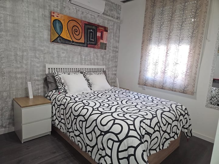 Comfortable Room With Tv, A/c And Private Bathroom - Badalona